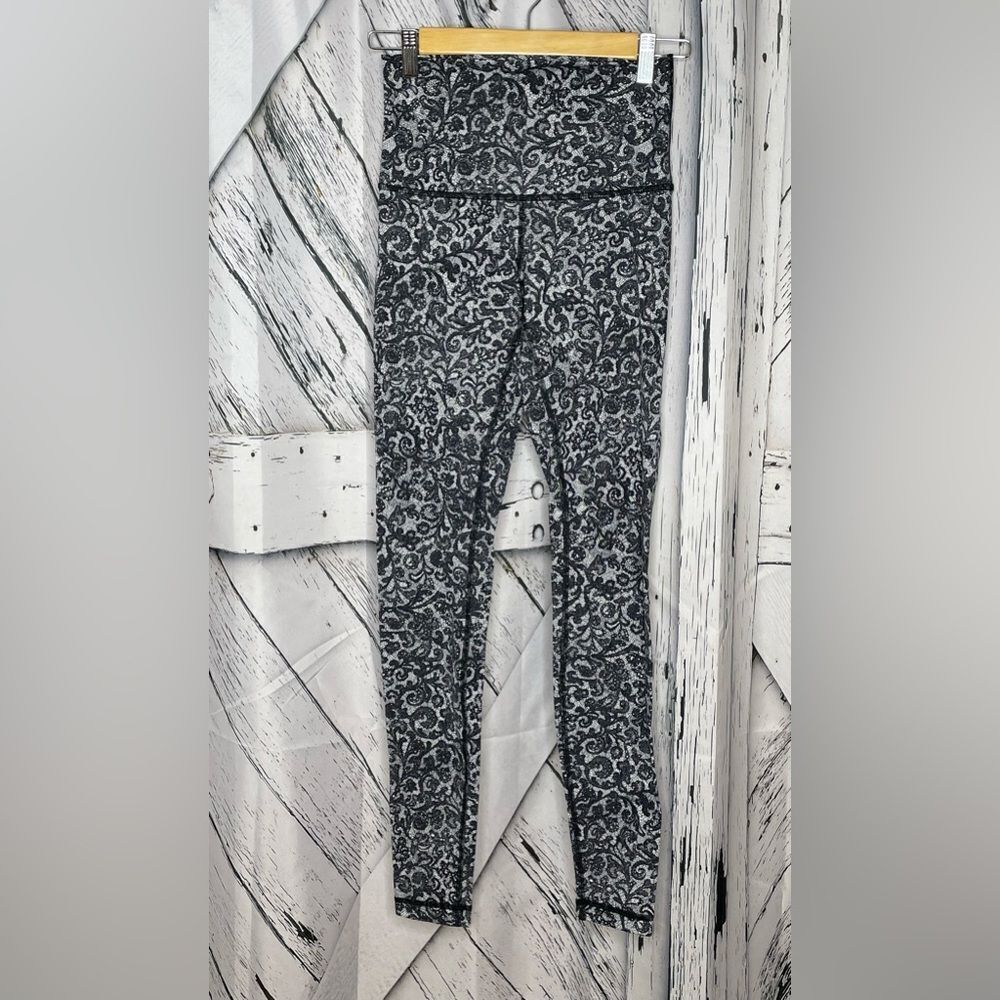 Lululemon Black & White Lace Pattern Leggings Size 6 - Gem